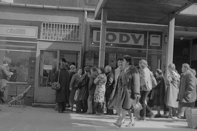 Zakupy w PRL-u. Godziny spędzone w kolejkach były na porządku dziennym ...