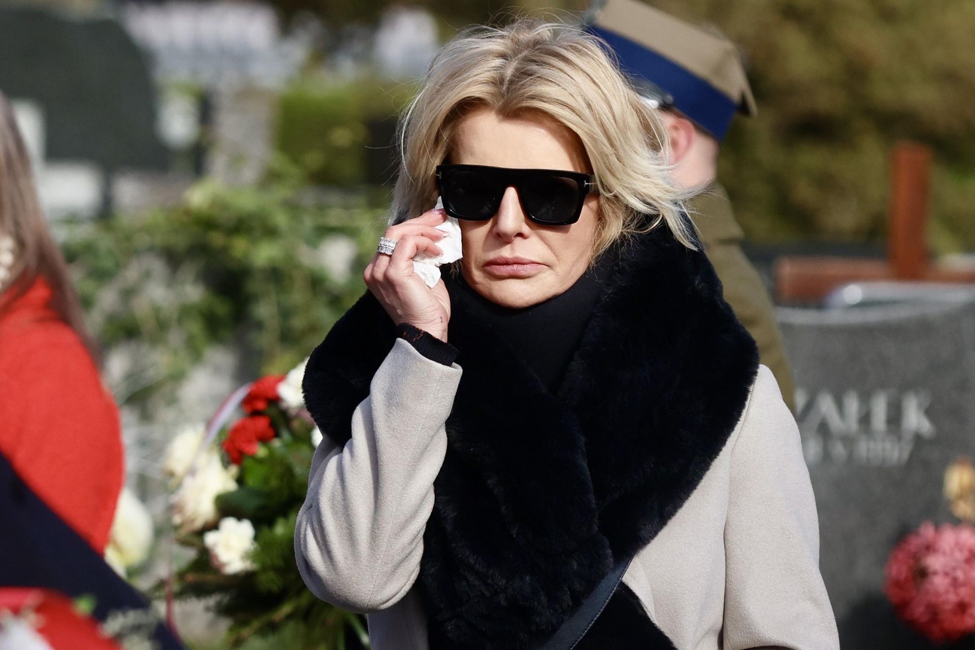 Joanna Racewicz ociera łzy przy grobie męża, pocieszyła ją Barbara ...