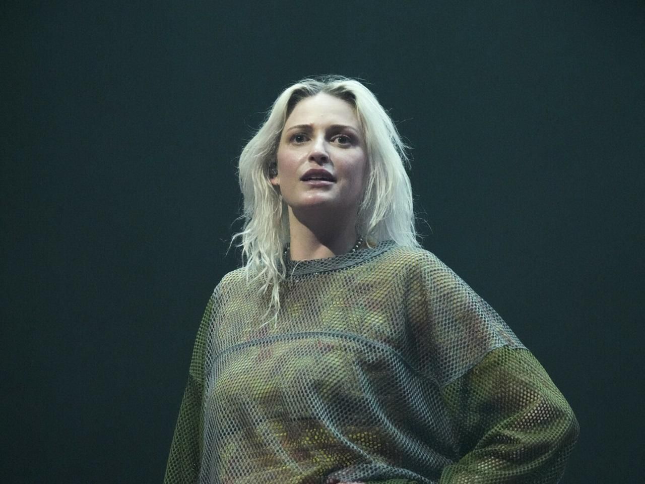 Wokół Emily Armstrong pojawiły się pewne kontrowersje. Nowa wokalistka ... Wokół Emily Armstrong pojawiły się pewne kontrowersje. Nowa wokalistka ...