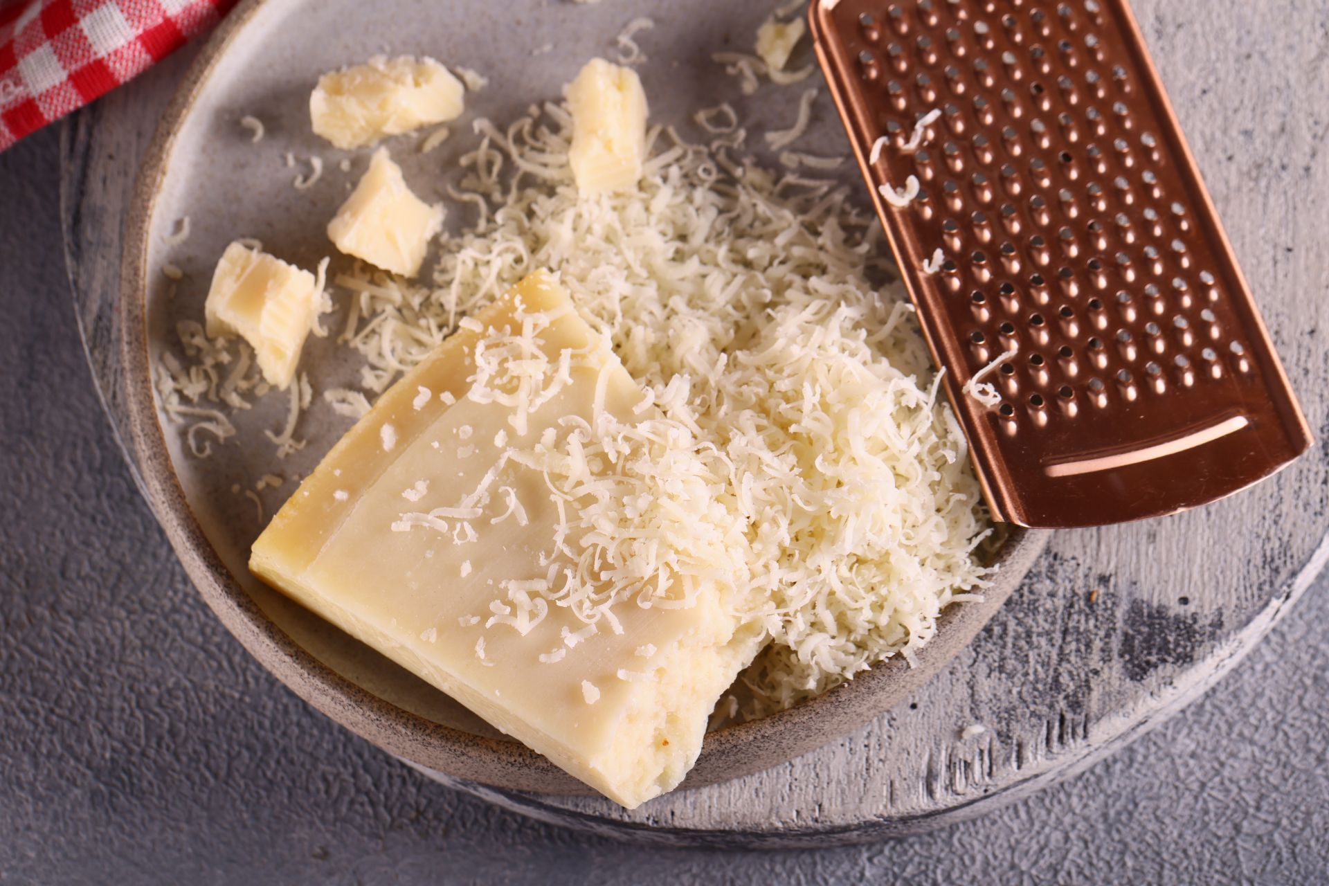 Drogi parmezan? Odkryj 7 zamienników, w tym polskie sery i wegański ...