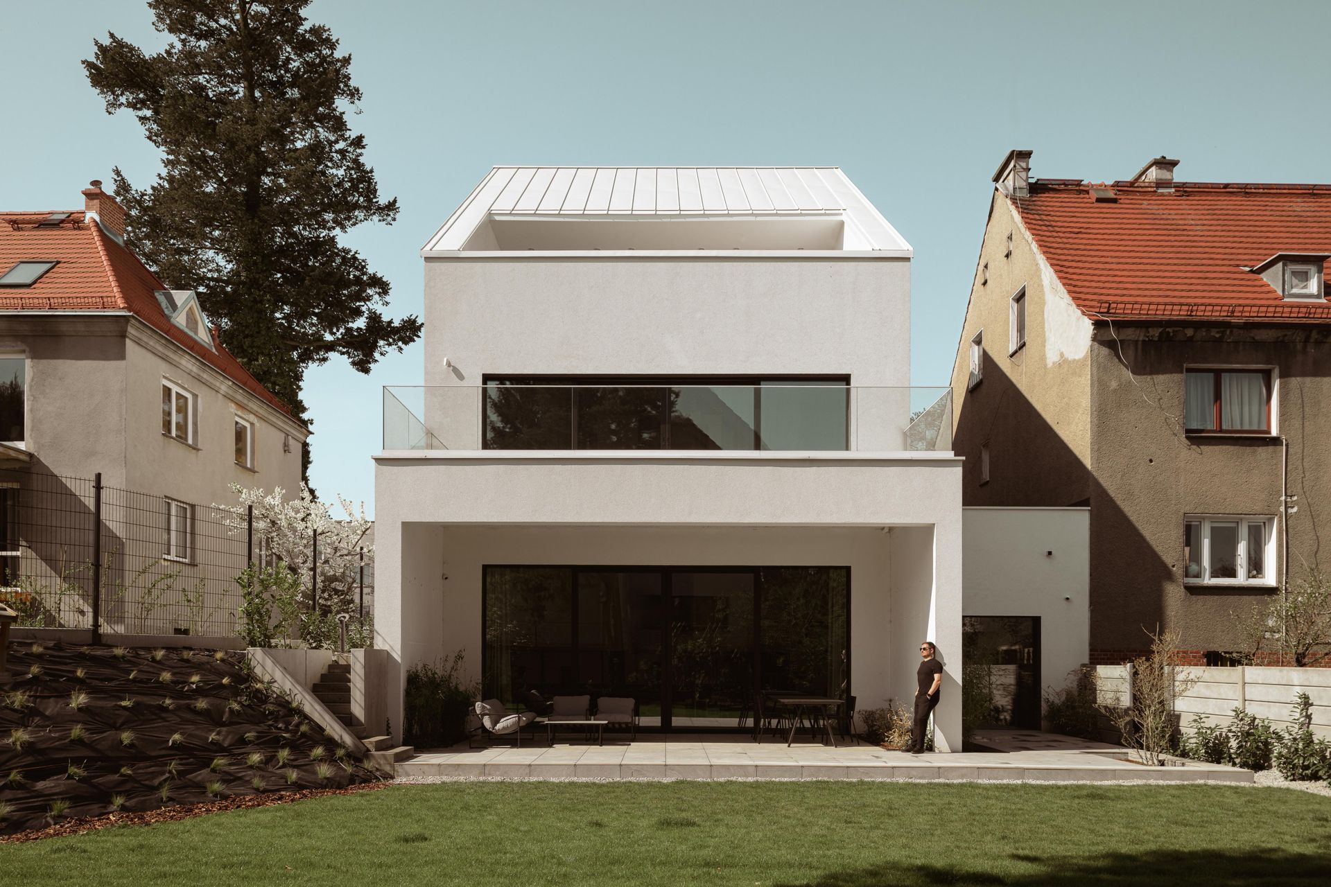 Dom Pomiędzy od 3XA. Architekt uszył ten dom na miarę rodziny i działki ...