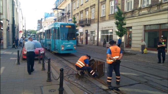 Uwaga pasażerowie! Awaria torowiska na ul. Zwierzynieckiej, są spore ... Uwaga pasażerowie! Awaria torowiska na ul. Zwierzynieckiej, są spore ...