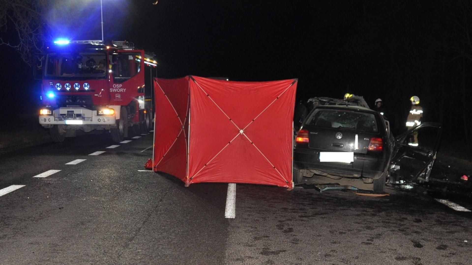 Czołowe zderzenie pojazdów w woj. lubelskim. Nie żyje 26-latka. Sprawca był nietrzeźwy. 44-latek ...