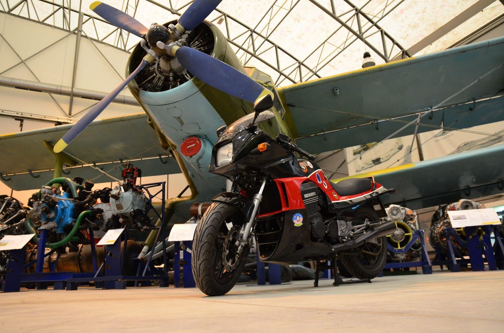 Na tym motocyklu Tom Cruise jeździł w filmie „Top Gun”. Kultowe ...