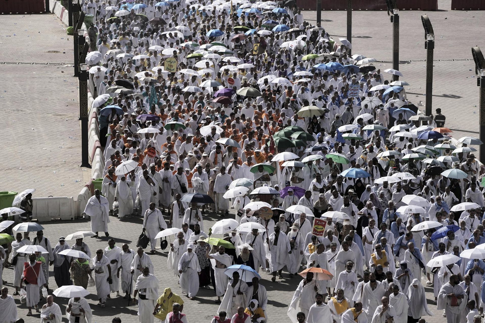 1,6 mln pielgrzymów odprawiło rytuał kamieniowania szatana. Odrzucili ...