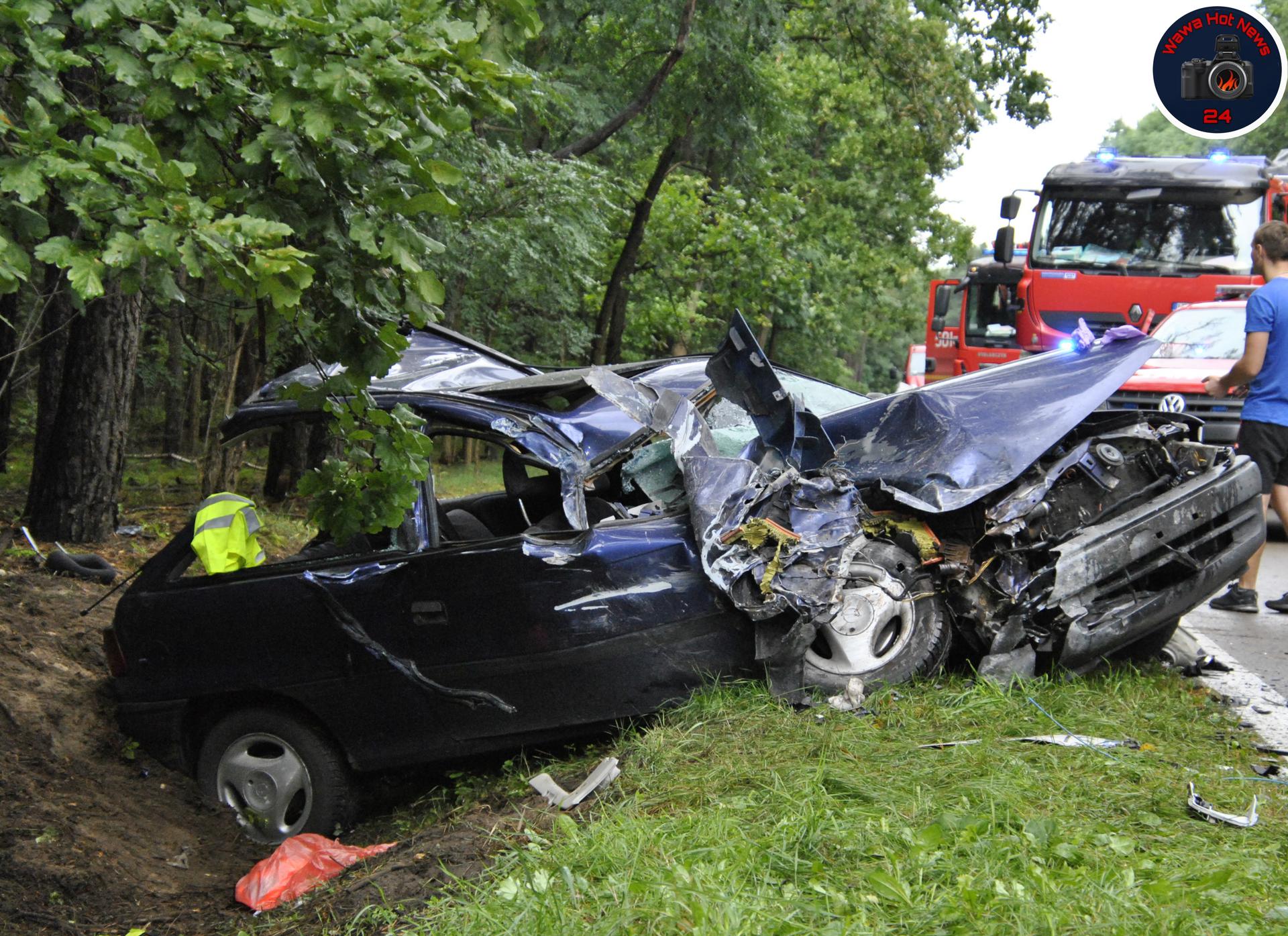 Nadarzyn: Makabryczna czołówka osobówki z ciężarówką. Auto zgniecione ... Nadarzyn: Makabryczna czołówka osobówki z ciężarówką. Auto zgniecione ...