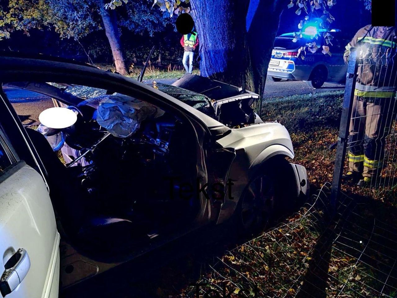 Opel roztrzaskał się na drzewie. Dwie osoby nie żyją, dwie kolejne walczą o życie w szpitalu ...