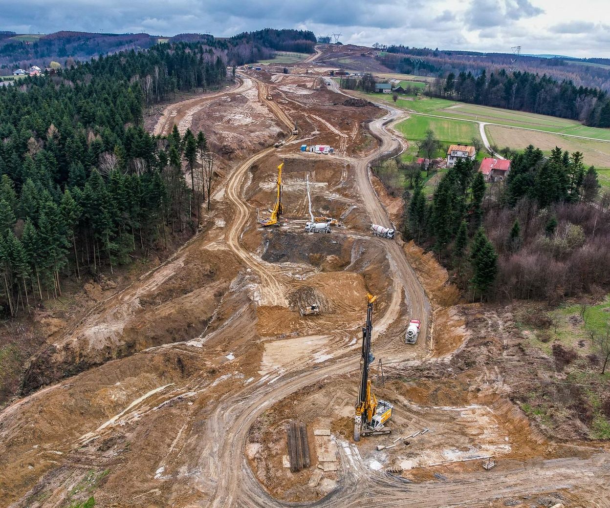 S19 Babica - Jawornik. Na 11 km powstaje osiem estakad, w tym jedna ...