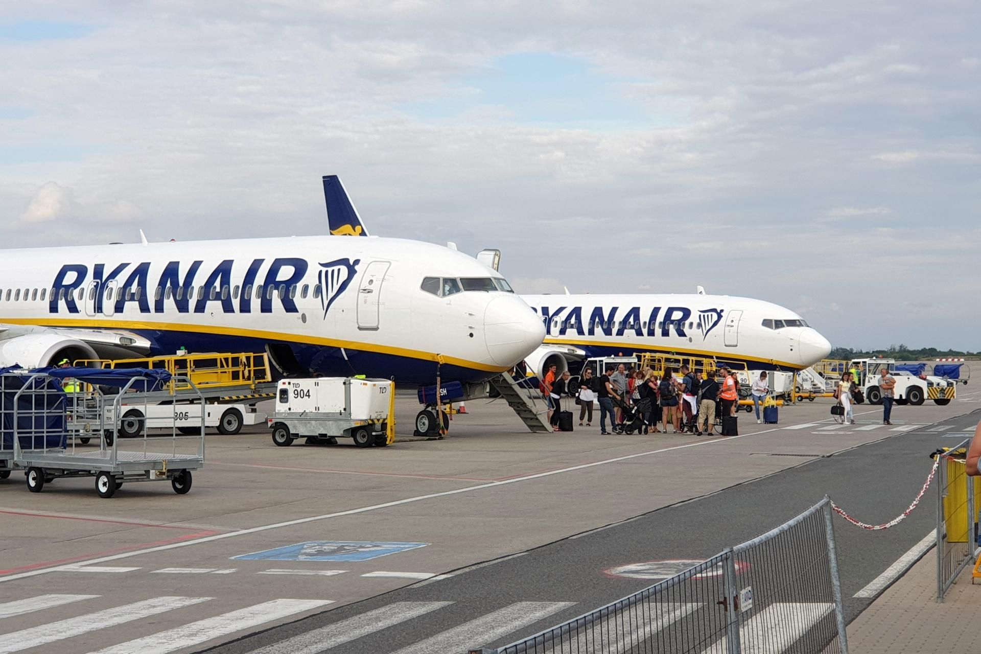 Pilny alarm na lotnisku w Modlinie! Ewakuacja pasażerów, w akcji wszystkie służby - Warszawa ...