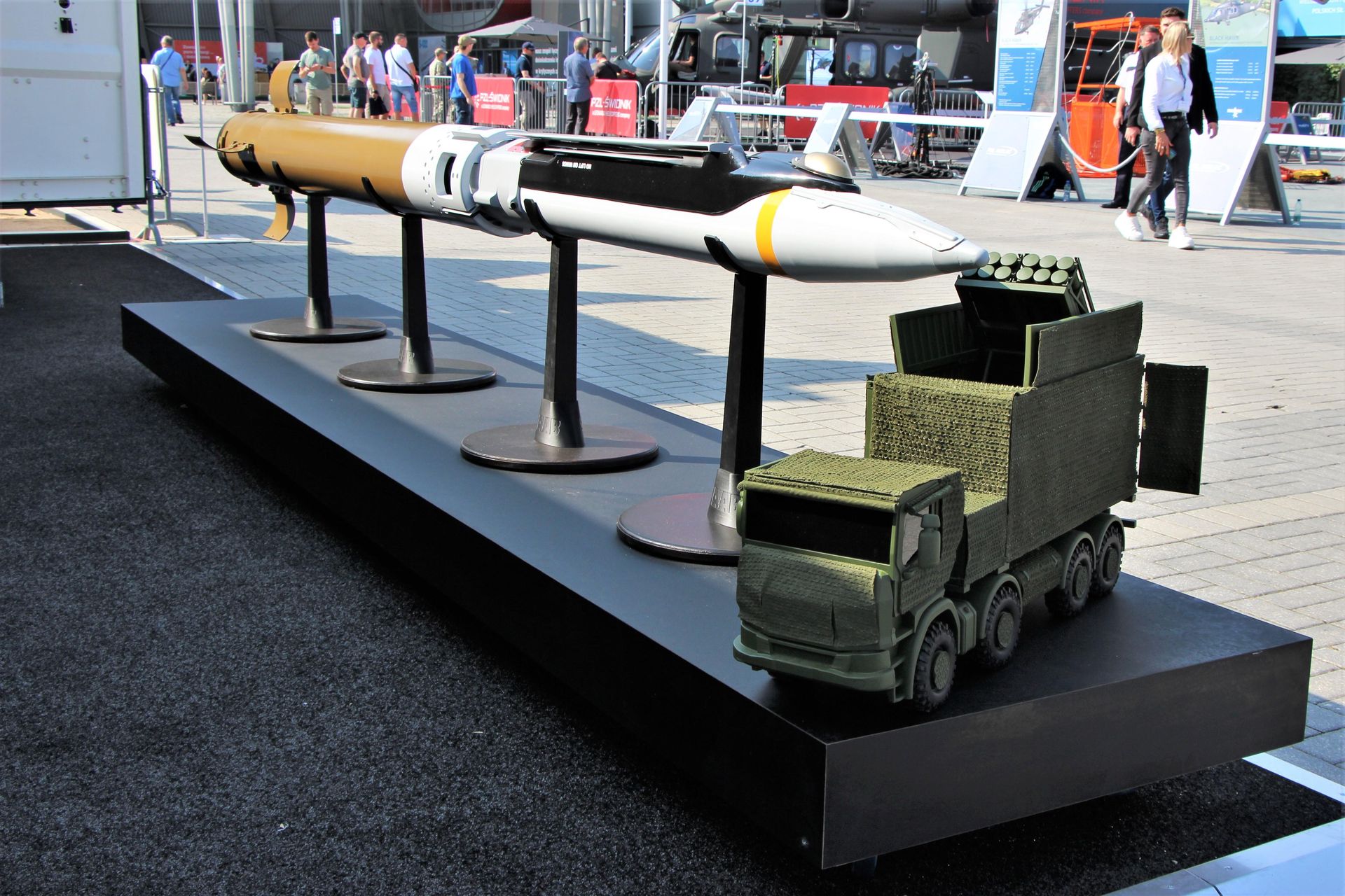 Wyrzutnia w kontenerze i pociski szybujące dla Chunmoo. Nowości Saab ...