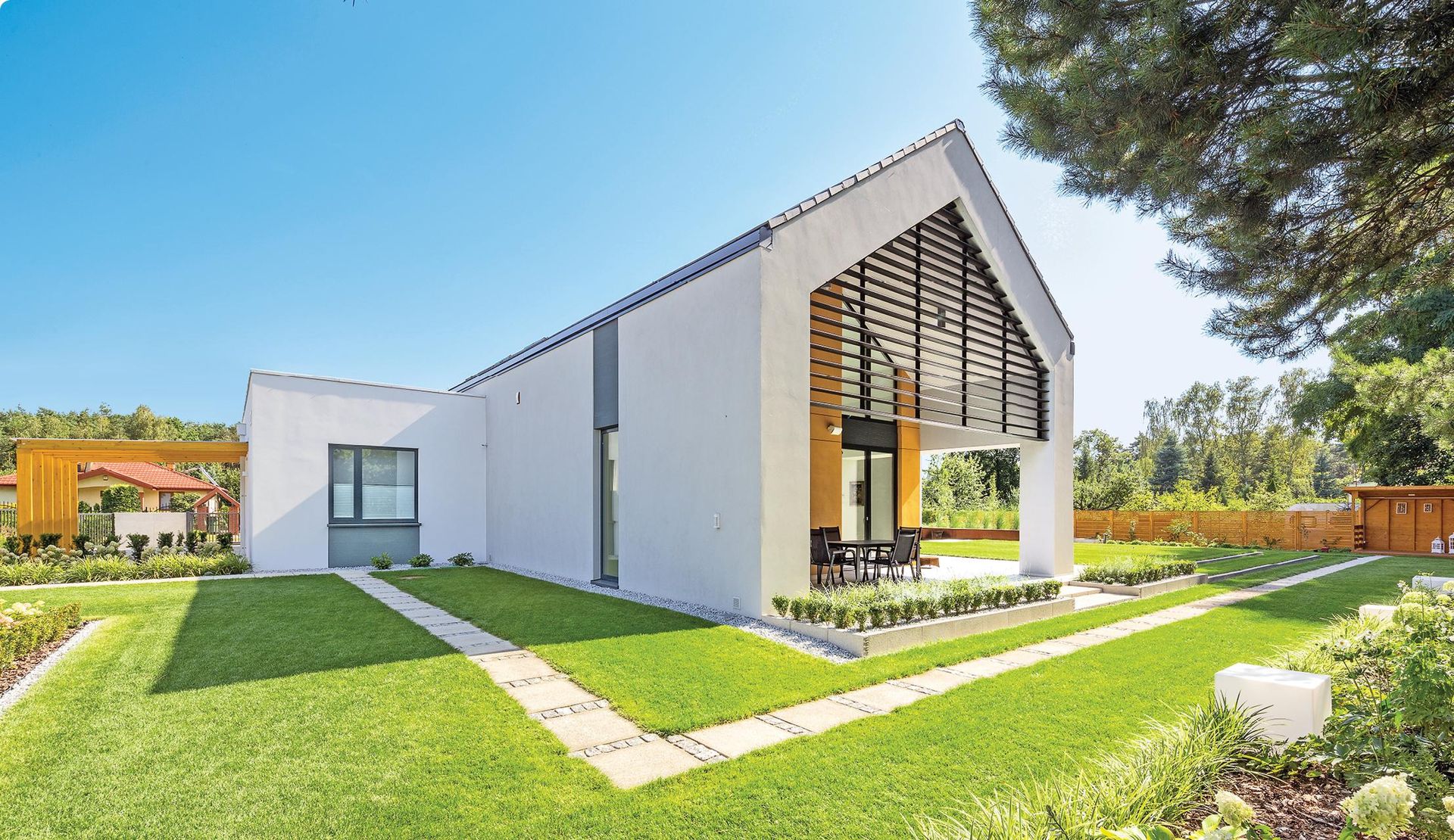 Tu nawet trawnik kosi się sam. Zobacz dom inteligentny w otulinie lasu ...