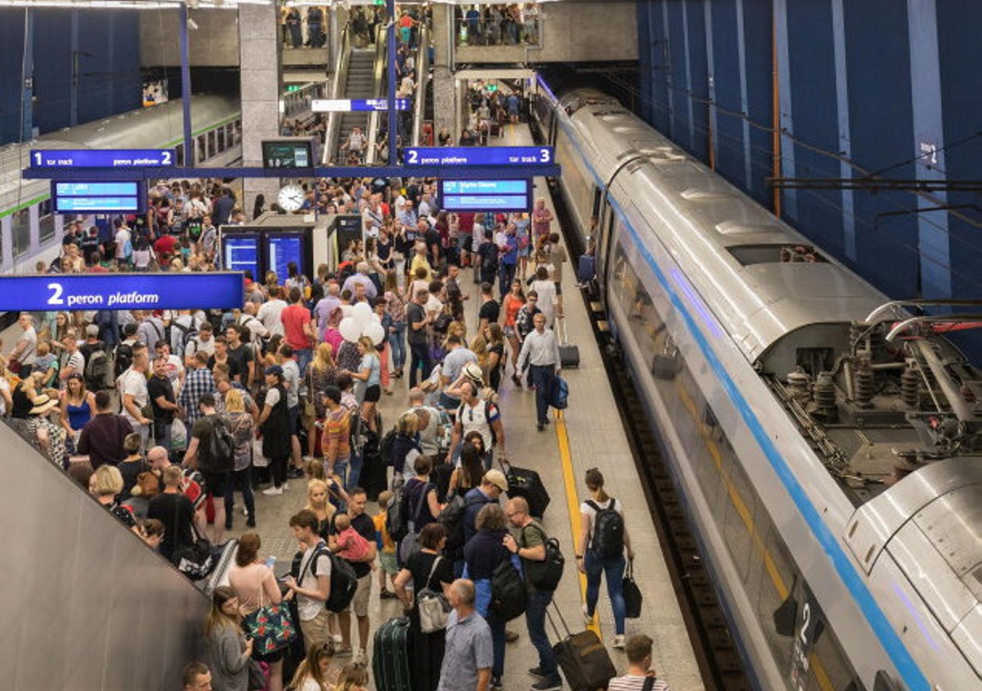 Potężna awaria na kolei w Warszawie. Duże opóźnienia pociągów, tłumy na dworcu - Warszawa, Super ...