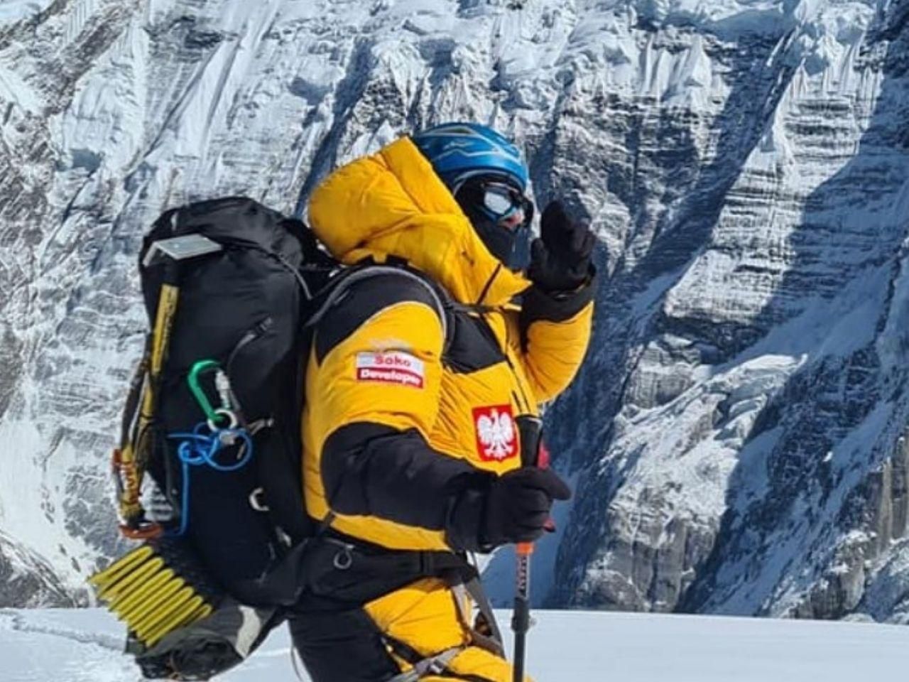 Akcja ratunkowa Waldemara Kowalewskiego. Himalaista jest sprowadzany z ...