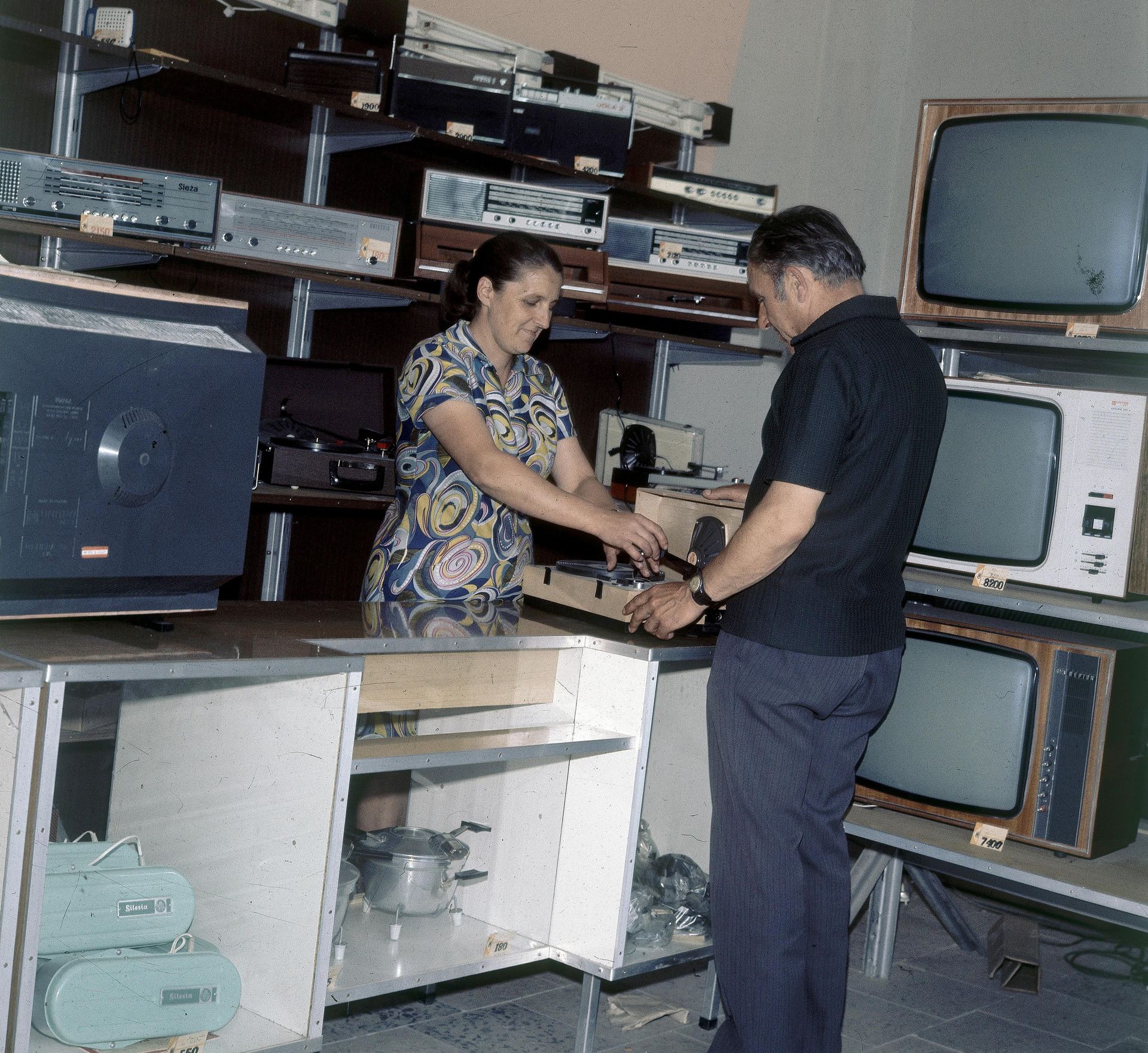 QUIZ PRL. Życie w PRL-u na bogato. Co był symbolem luksusu w PRL? - Super Biznes