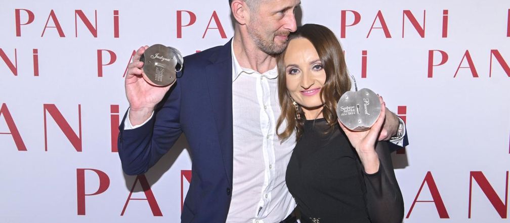 Dziennikarka TVP rozpływa się w ramionach ukochanego po zdobyciu nagrody. Tak kocha Justyna ...