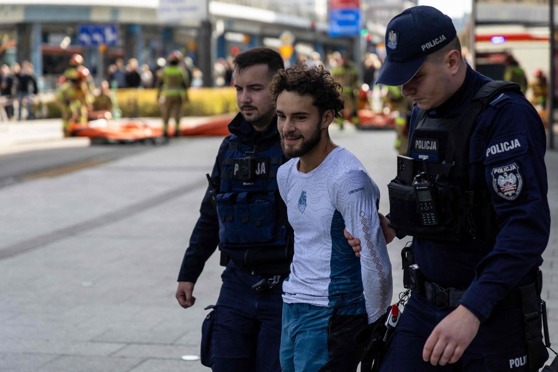 Mężczyzna wspiął się na Varso Tower. To najwyższy budynek w UE. Na ...