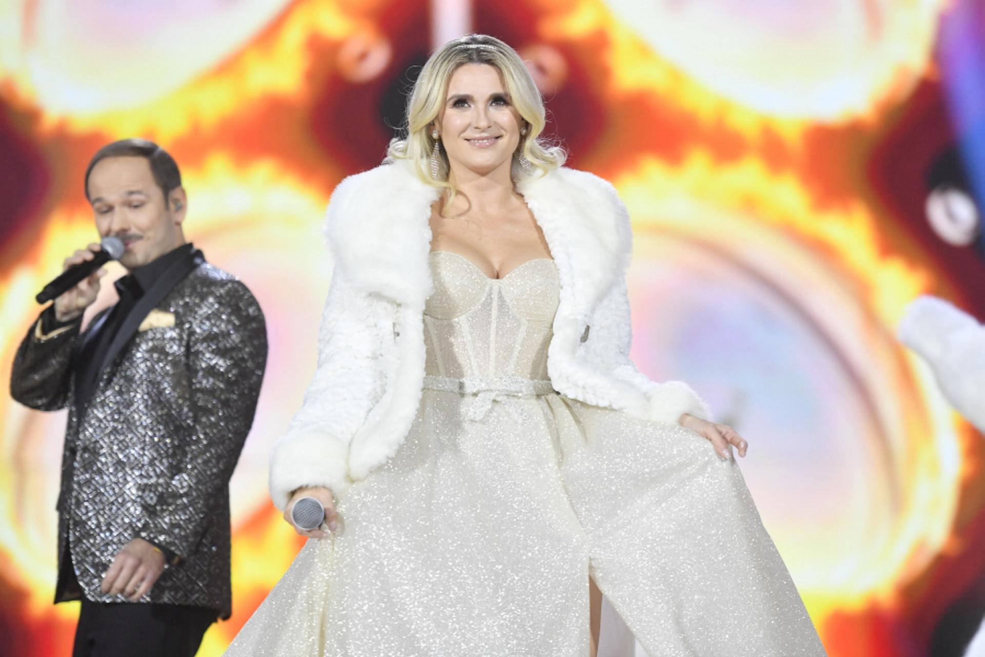 Kajra w sukni ślubnej na scenie! O co chodzi? Nie wszystko poszło po ...