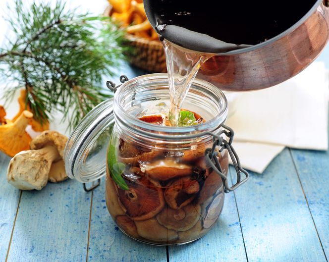 Rydze marynowane w słodkiej zalewie octowej: przepis na łagodną ...