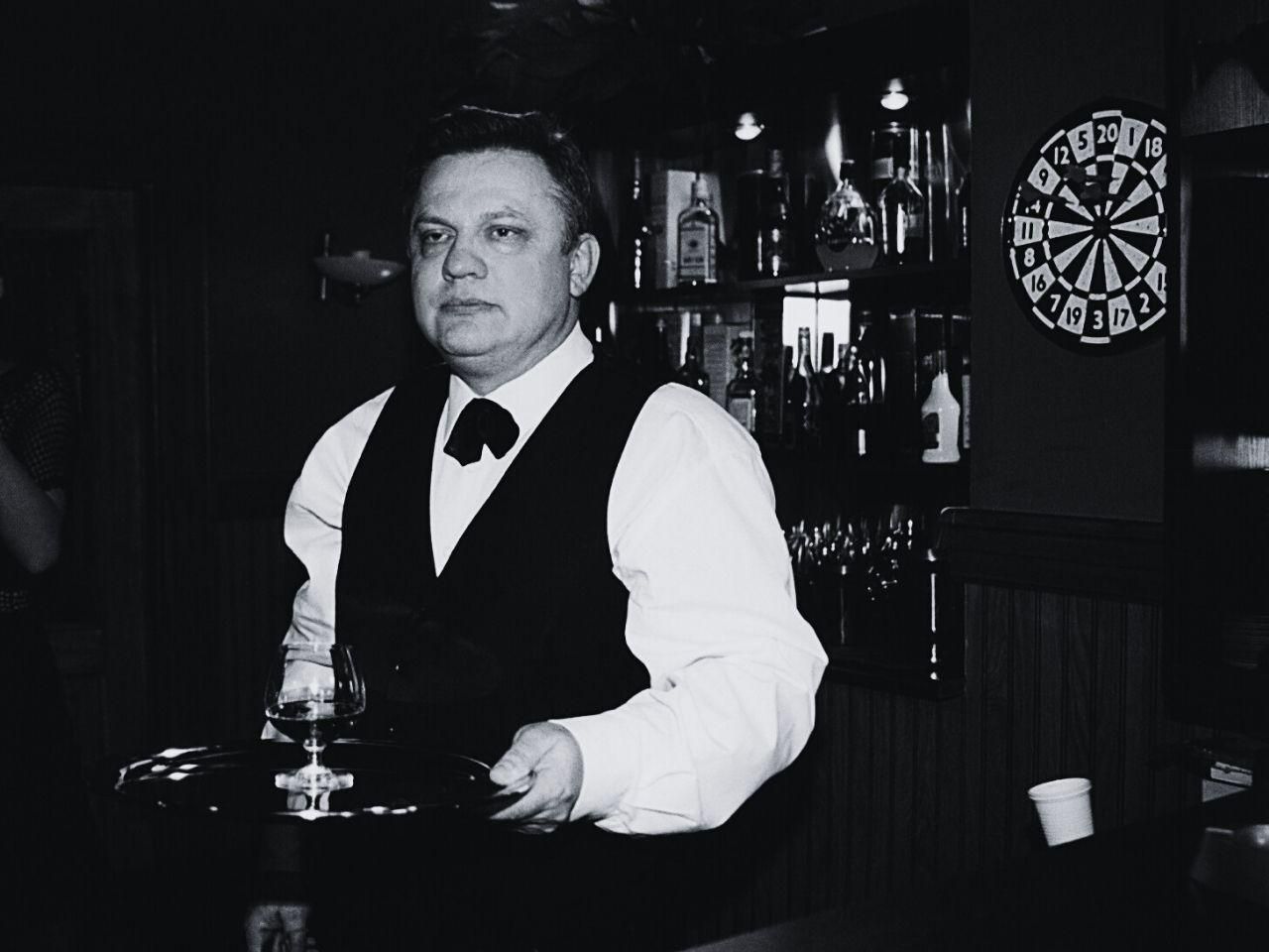 Nie żyje Grzegorz Okrasa. Słynny barman ze "Złotopolskich" miał 74 lata ...