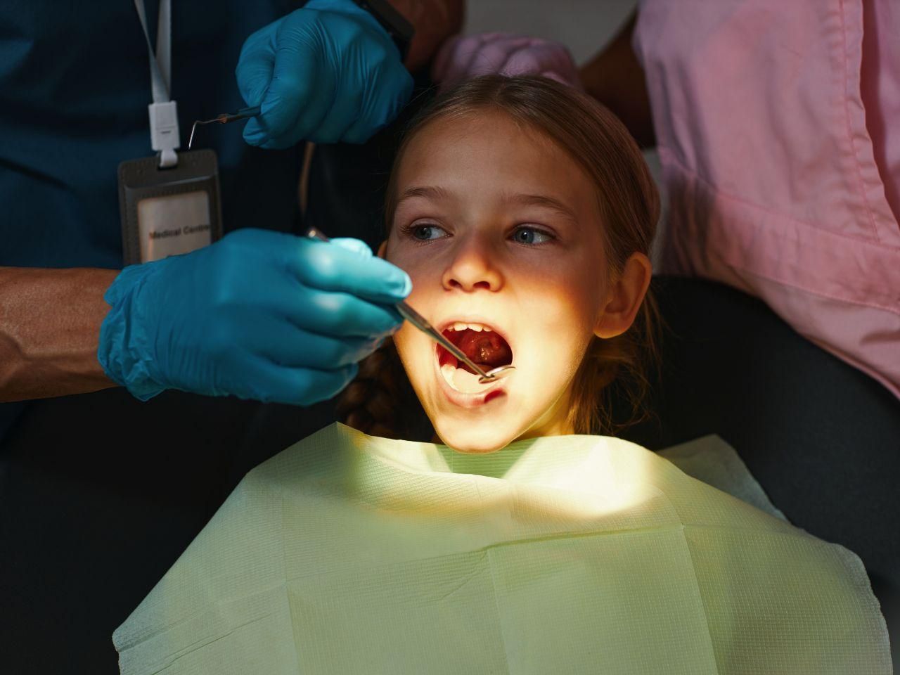 „Zęby rekina” to częsty powód wizyt u dentysty. Podpowiedz dziecku, jak ...