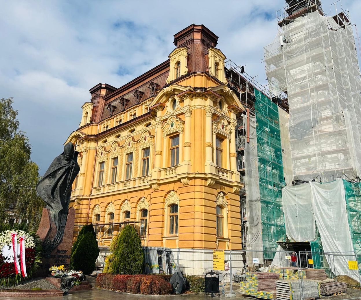 Ratusz w Nowym Sączu. Pierwsze efekty remontu zachwycają mieszkańców! - Nowy Sącz Radio ESKA