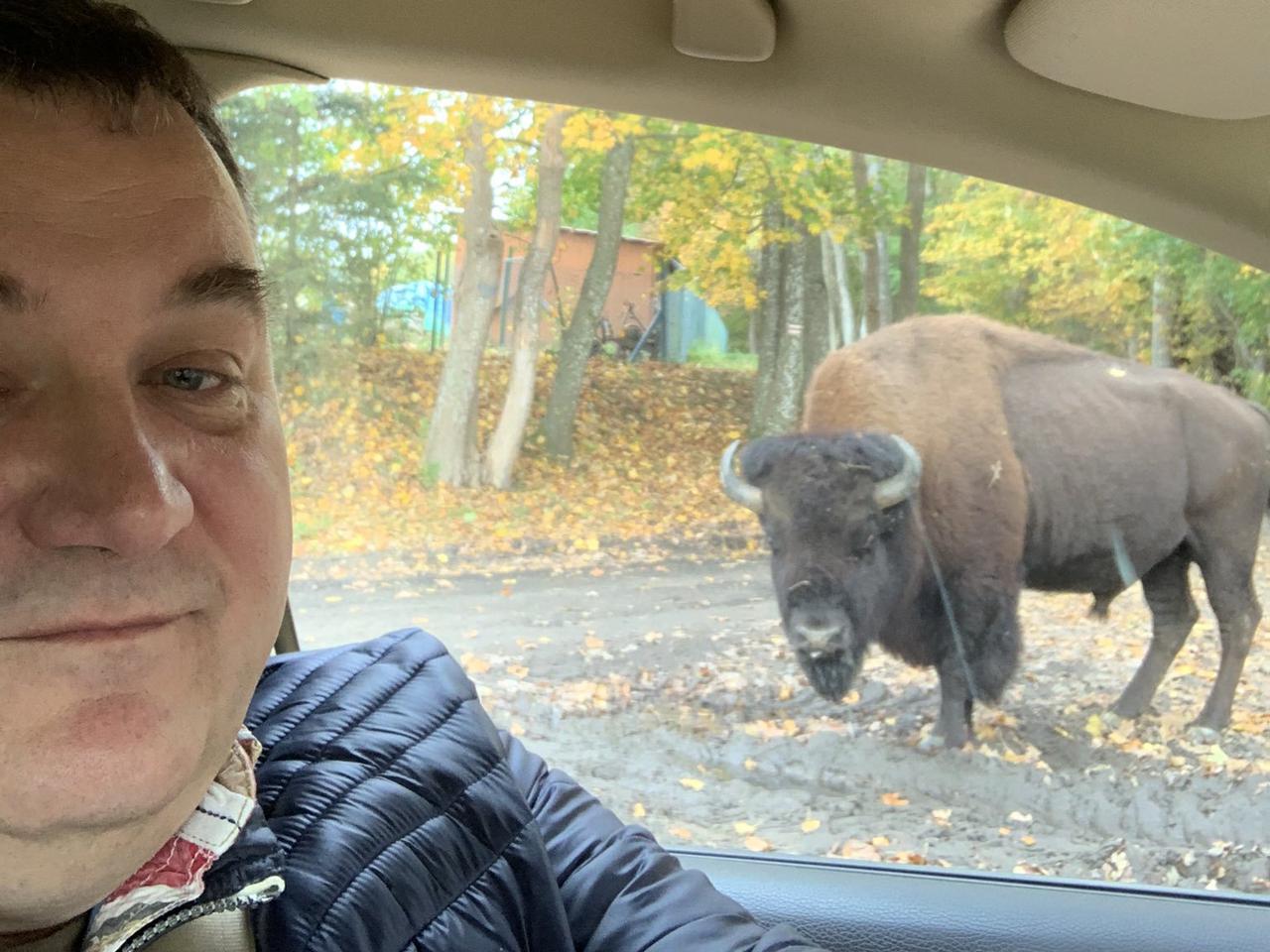 Senator pod wrażeniem rozmiarów. Stanisław Gawłowski pozuje do zdjęcia ...