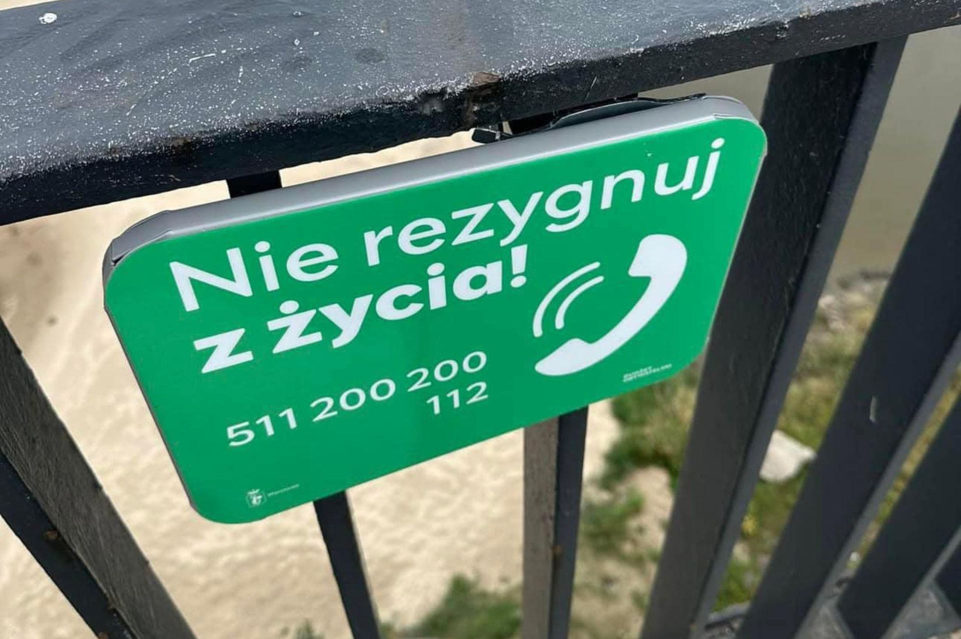 Na mostach pojawiły się specjalne tabliczki. "Nie rezygnuj z życia ...