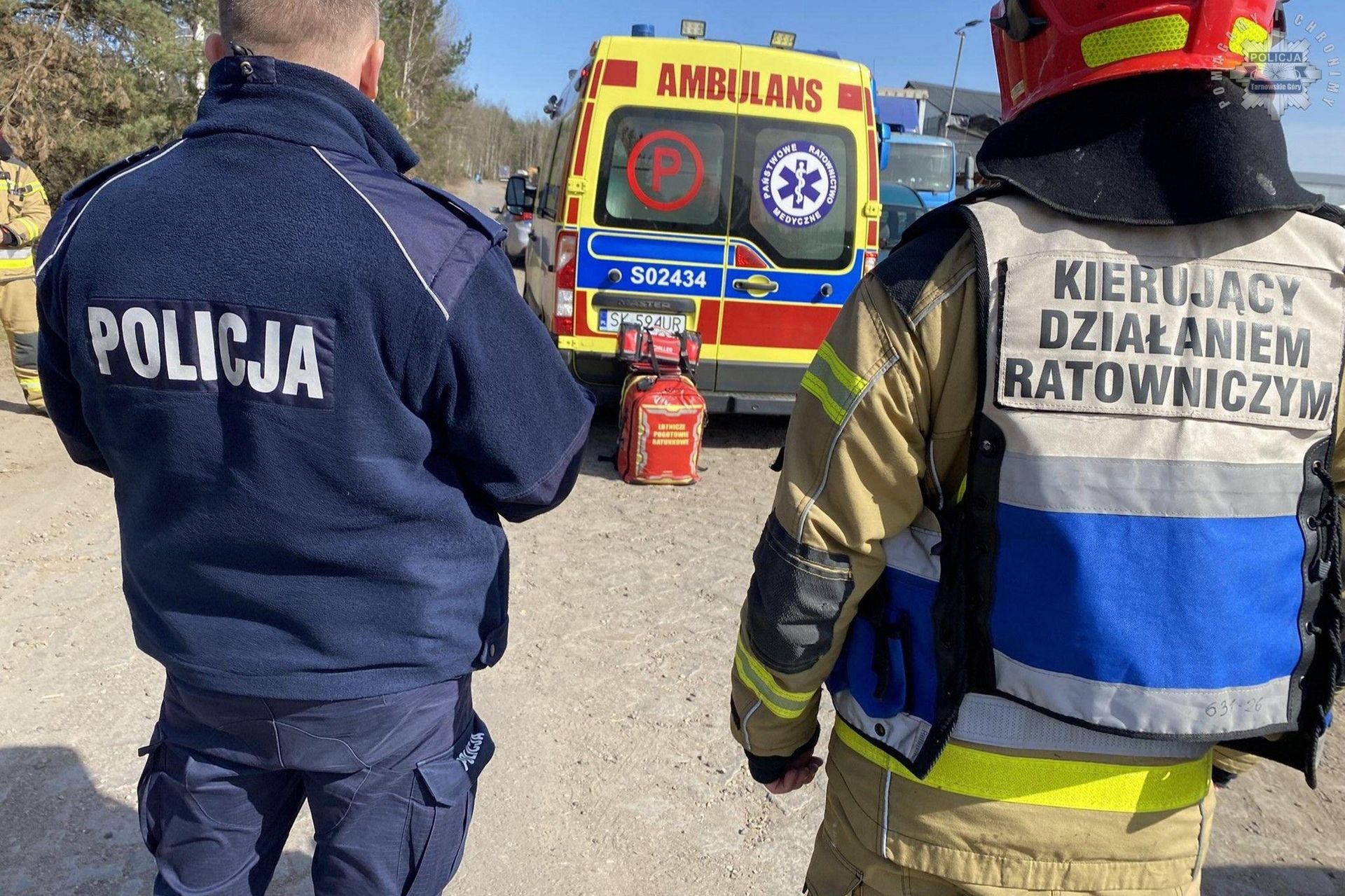 Dramatyczny wypadek podczas wycinki drzewa. 14-latek przygnieciony przez konar. Chłopak walczy o ...