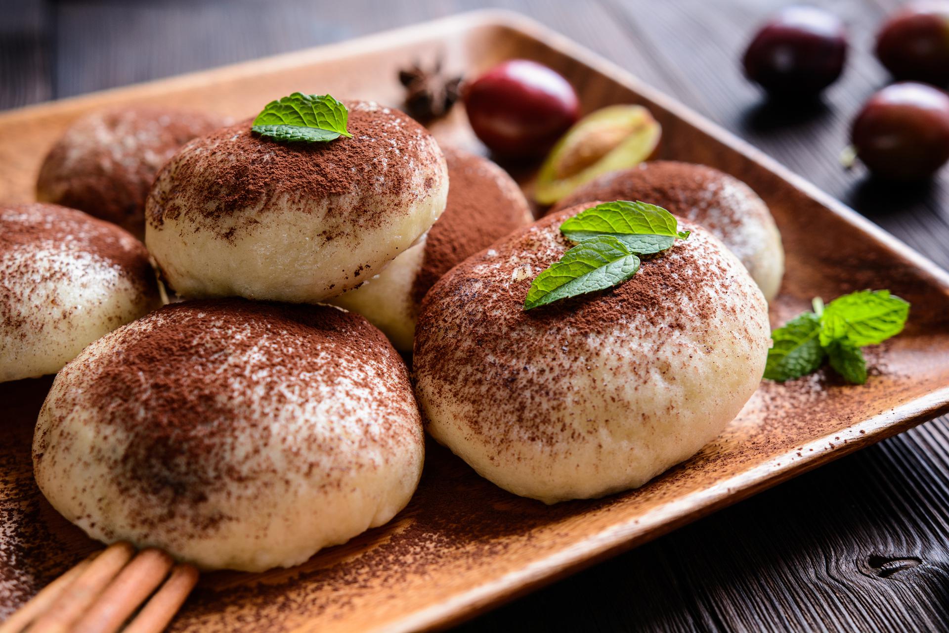 Drożdżowe pampuchy ze śliwkami gotowane na parze - przepis - Beszamel.pl