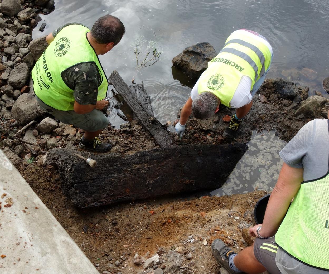 Niezwykłe znalezisko pod Mostem Piłsudskiego w Toruniu! To szkuta z XV ...