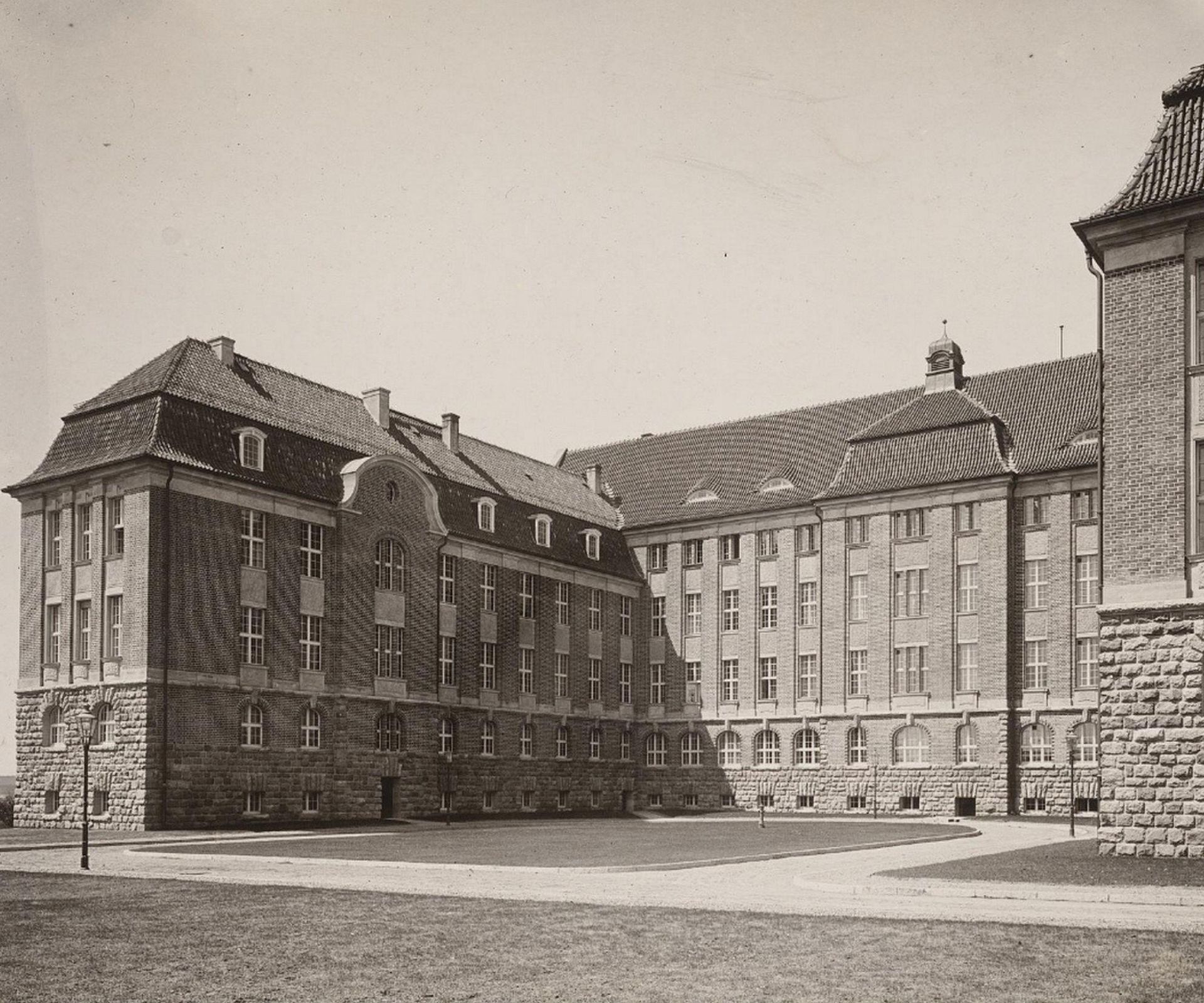 To jeden z najpiękniejszych budynków w Olsztynie. Zobacz, jak wyglądał ...