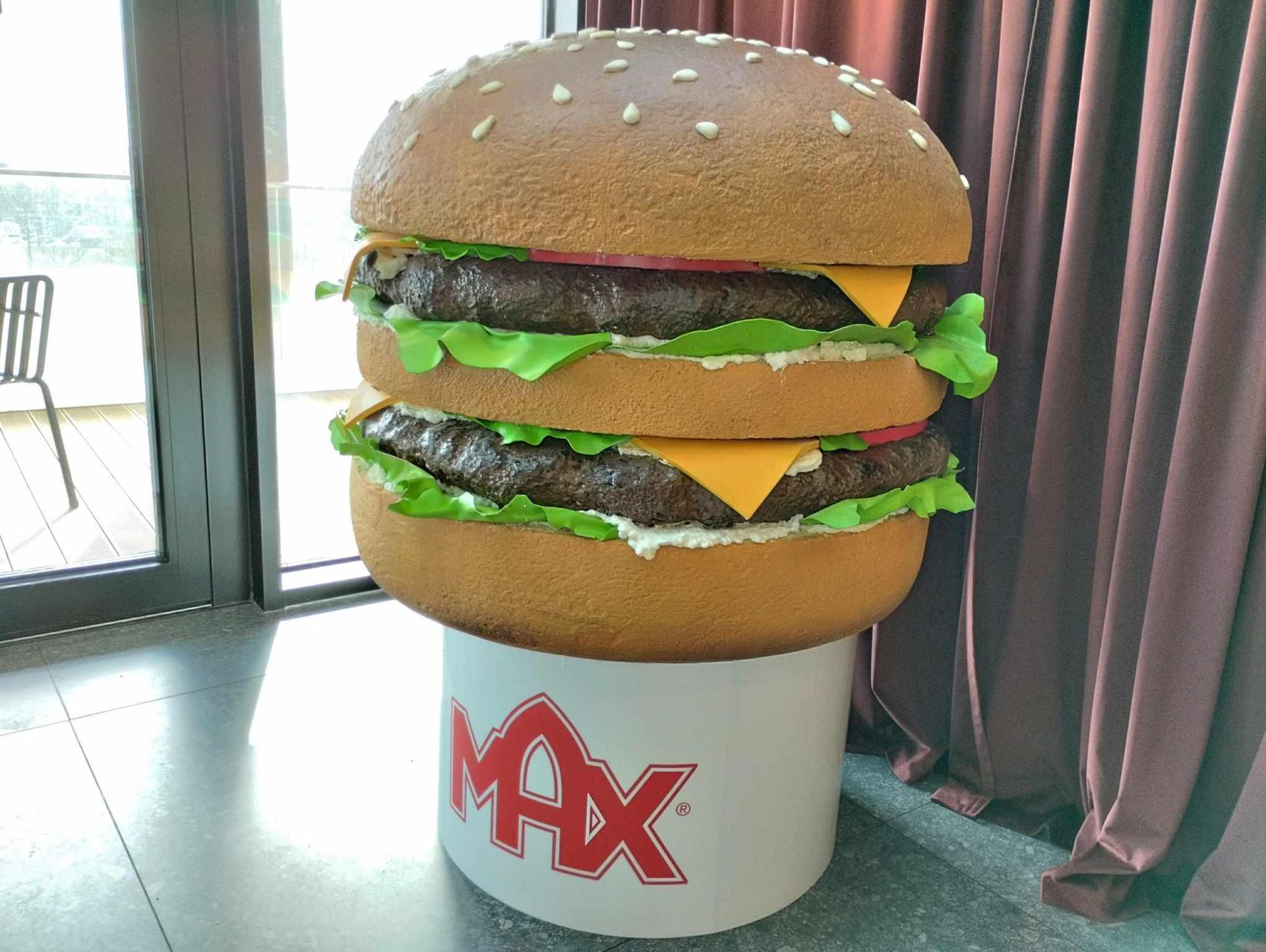 MAX Burgers znów rzuca wyzwanie konkurencji! Wprowadza swoją wersję Big ...