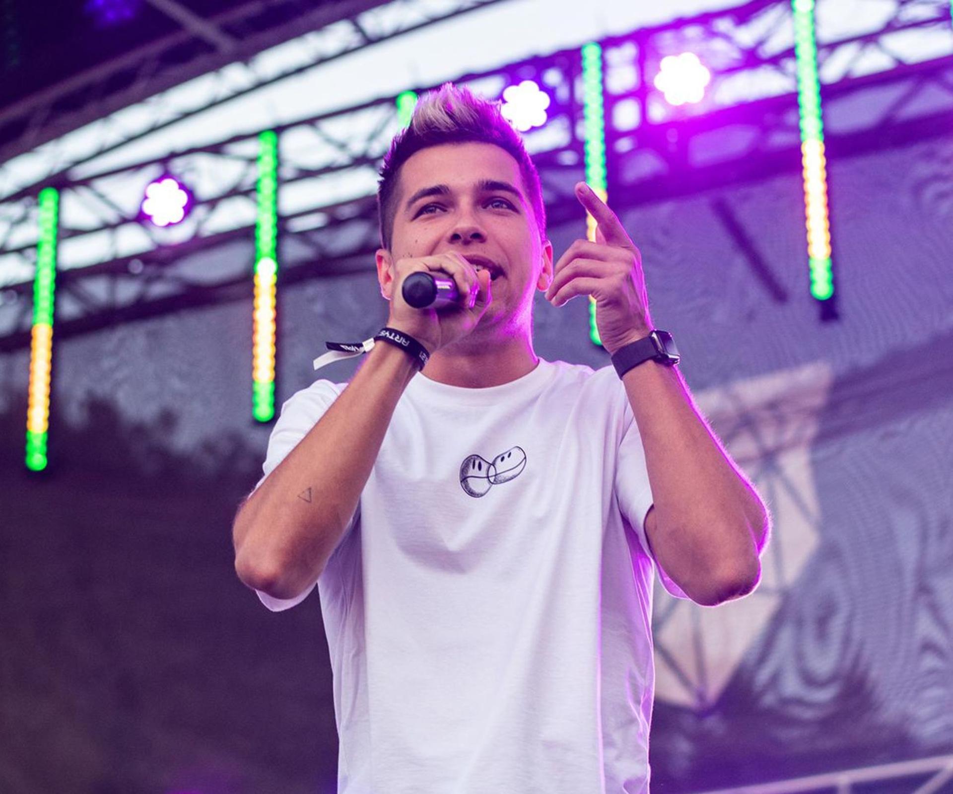 Friz na płycie znanych raperów! Przyszły tata mocno stawia na muzykę ...