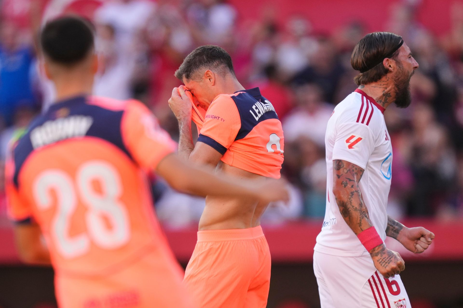 Barcelona zmiażdżona przez Sevillę. Fatalny występ Lewandowskiego ...