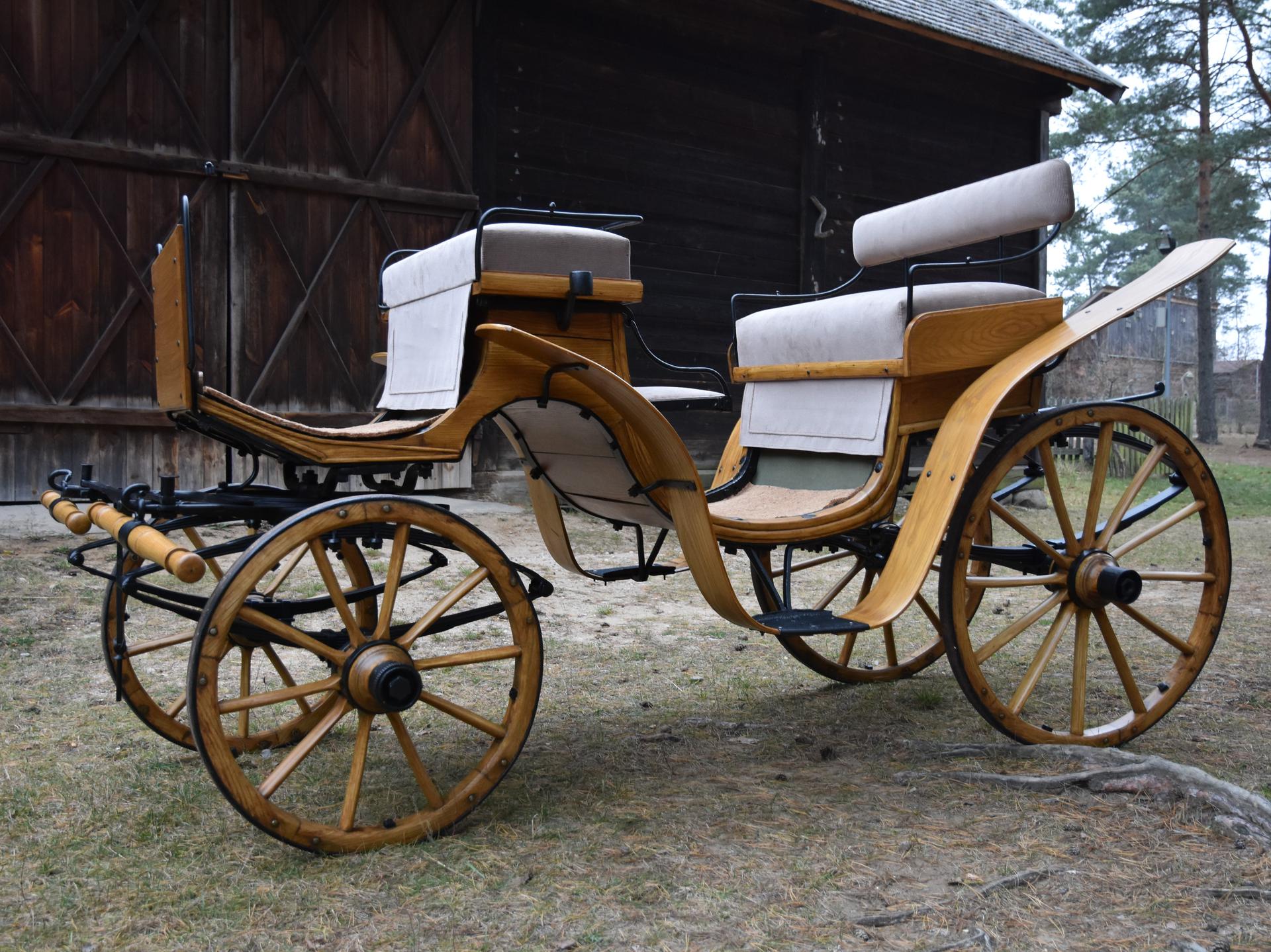 Podlaskie Muzeum Kultury Ludowej. Zabytkowa bryczka wyremontowana. Jest ...