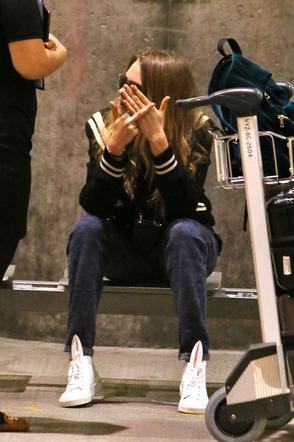 Cara Delevingne pokazała trzeci palec na lotnisku! Ktoś chyba nieźle ją ...