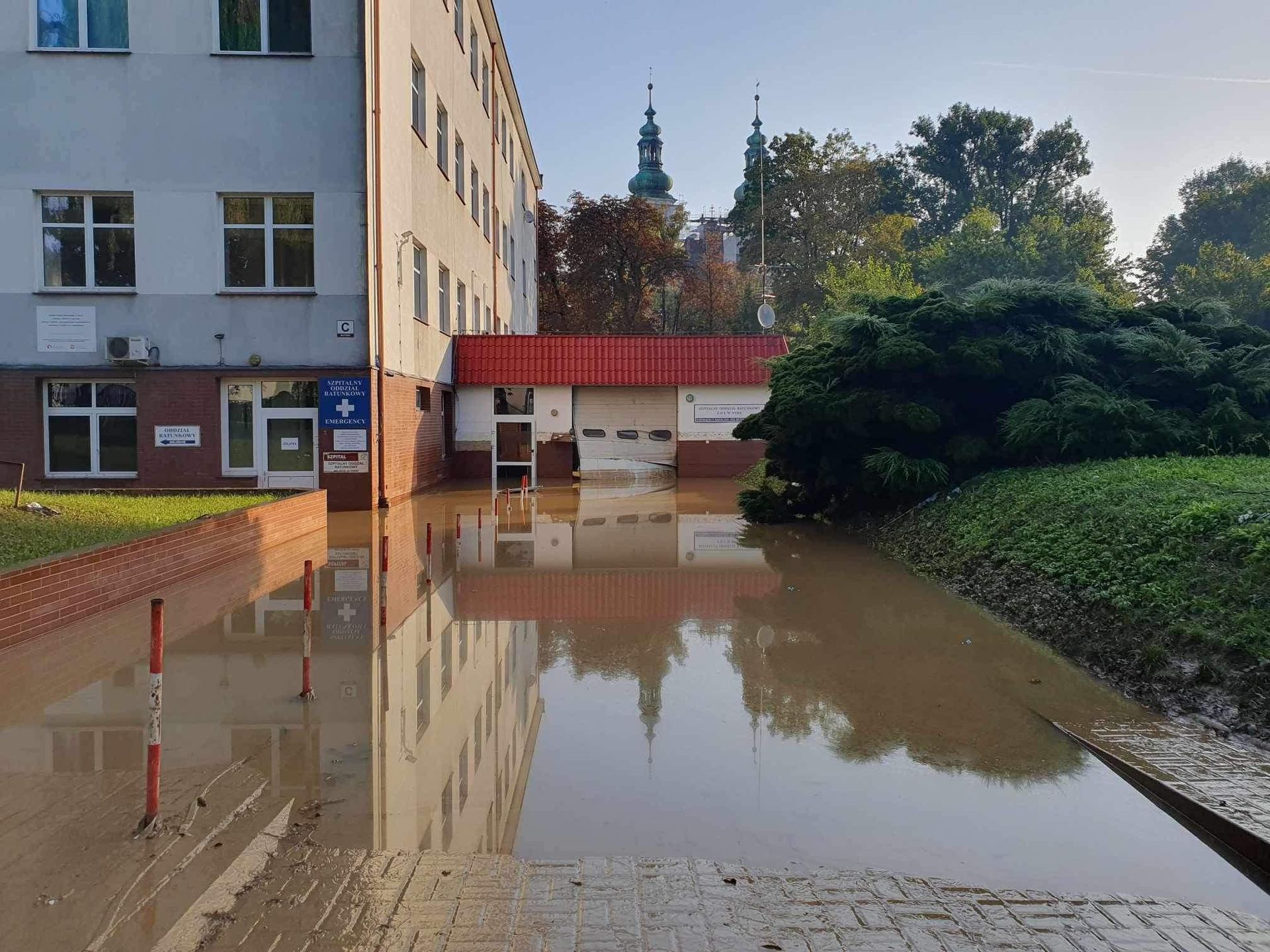 Biała Nyska. 16-letnia Weronika leży pod respiratorem, wokół woda ...