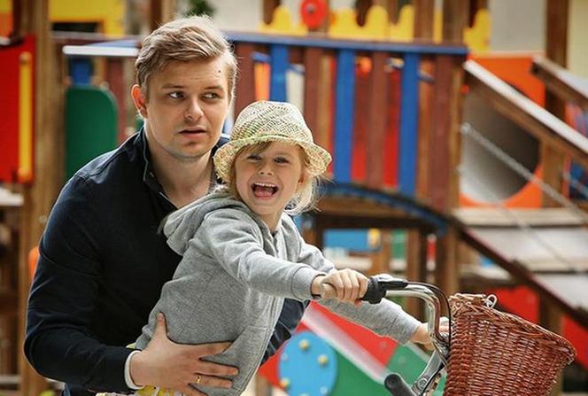 Barwy szczęścia po wakacjach 2018. Hubert z tajemniczą dziewczynką! Kim ... Barwy szczęścia po wakacjach 2018. Hubert z tajemniczą dziewczynką! Kim ...