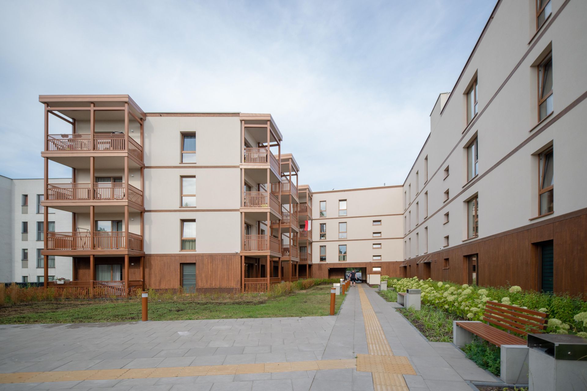 Na elewacjach styl świdermajer, tuż obok - tężnia solankowa. TBS w warszawskiej Falenicy ...