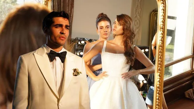 Gwiazdy "Złotego chłopaka" są już po ślubie? Kulisy związku Afry Saracoglu i Merta Ramazana ...