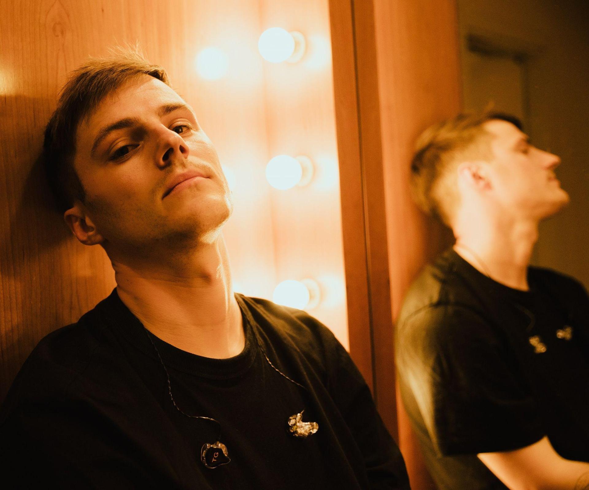 Tom Gregory czaruje głosem w hicie "Glow In The Dark". Ten utwór ukoi ...