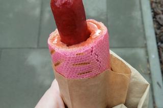 Żabka zaskoczyła klientów na Walentynki. Różowy Love Dog w Żabce ...