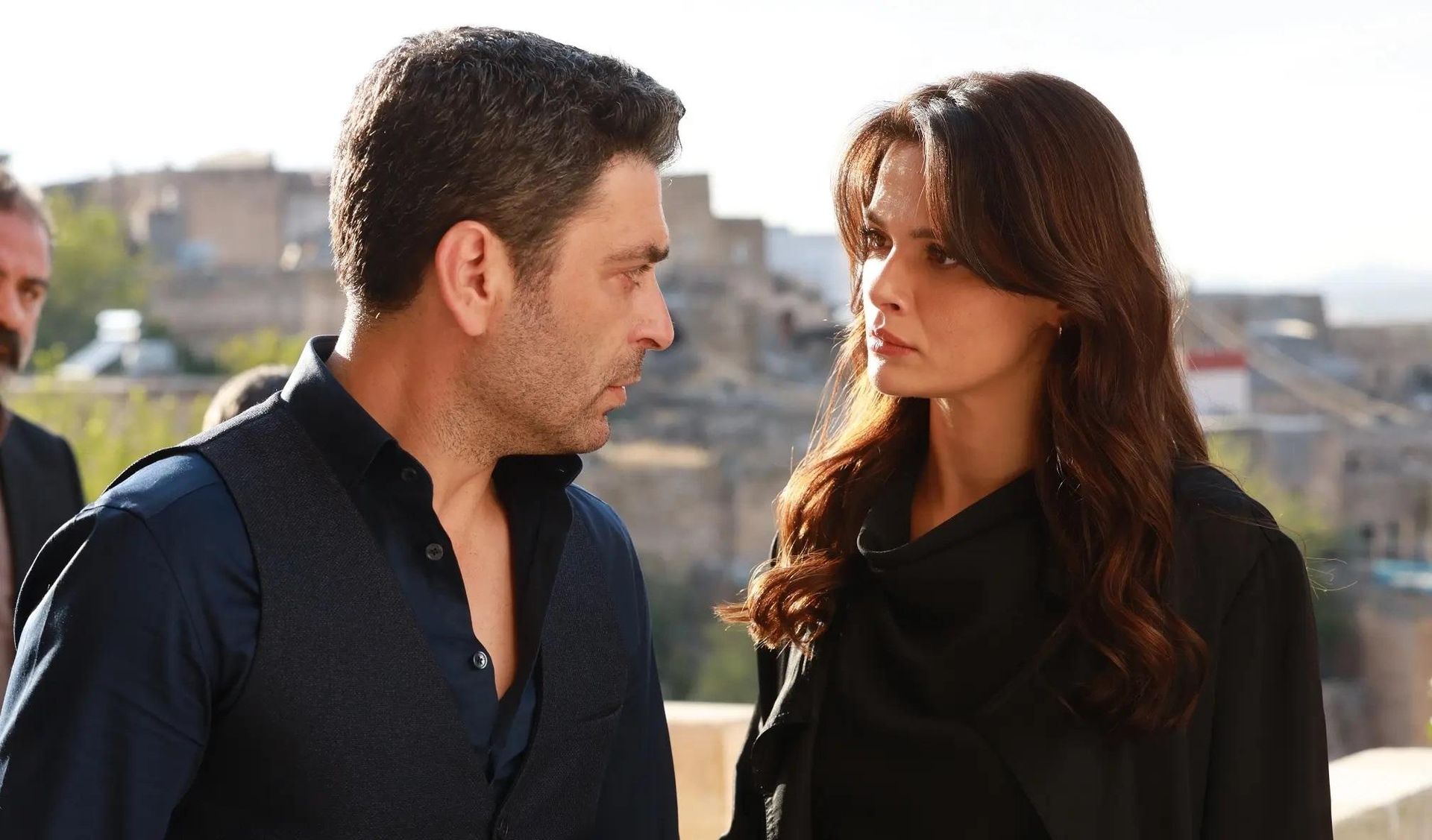 Ten turecki serial oglądają teraz wszyscy! O czym jest Uzak şehir ...