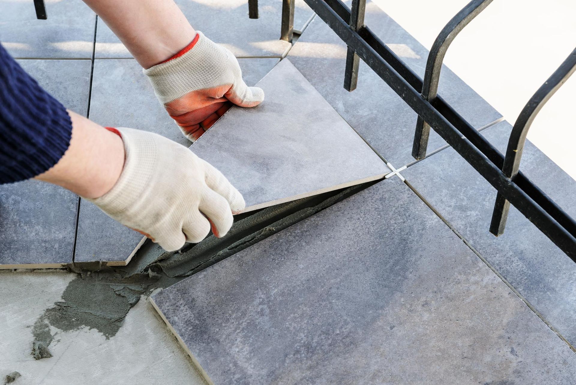 Czym przykleić płytki na zewnątrz? Rodzaje i właściwości klejów do płytek - obiektymieszkalne ...