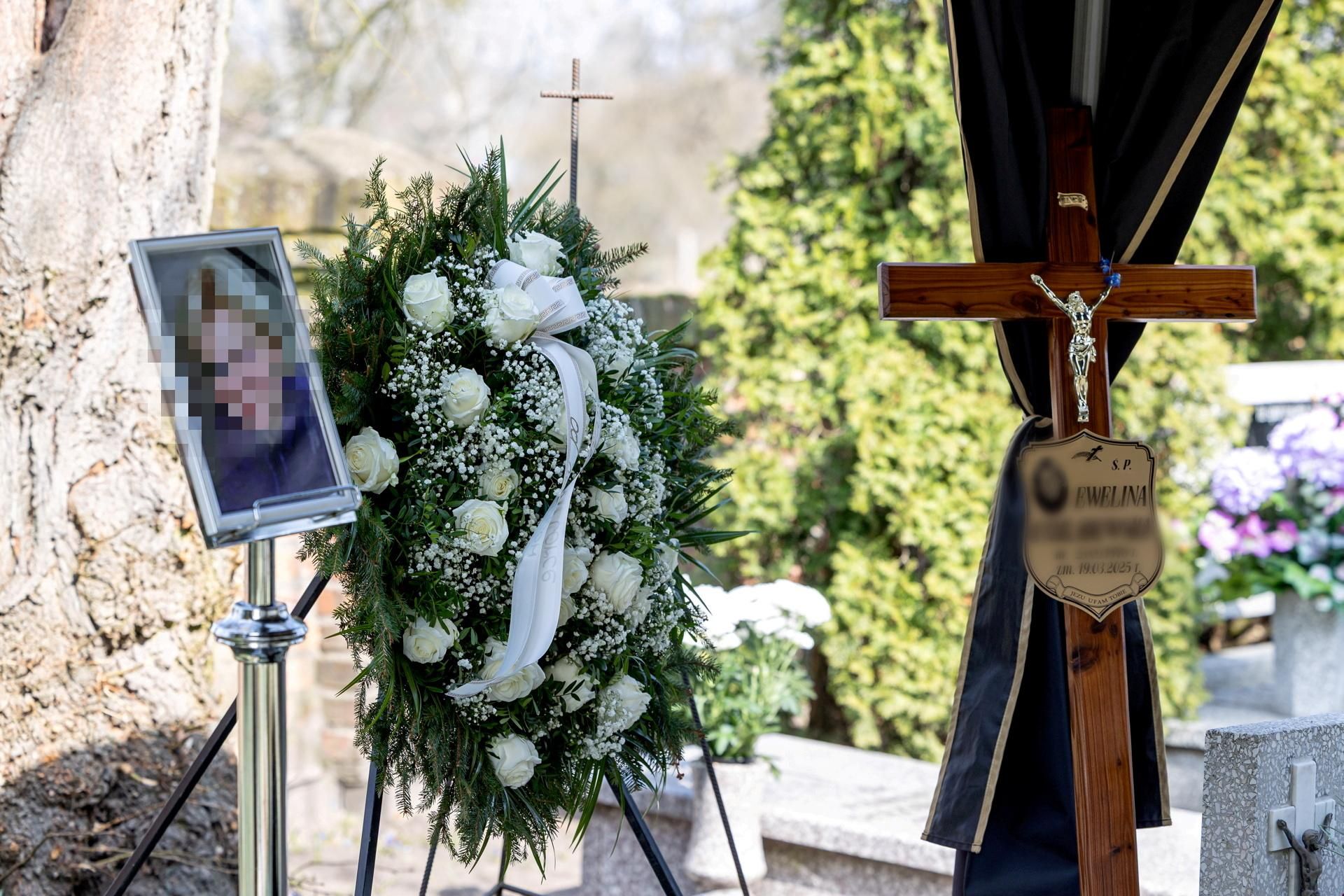 Pogrzeb zamordowanej polonistki z Obrzycka. Przybyły tłumy. "Żegnaj, Ewelinko" [ZAPIS RELACJI ...