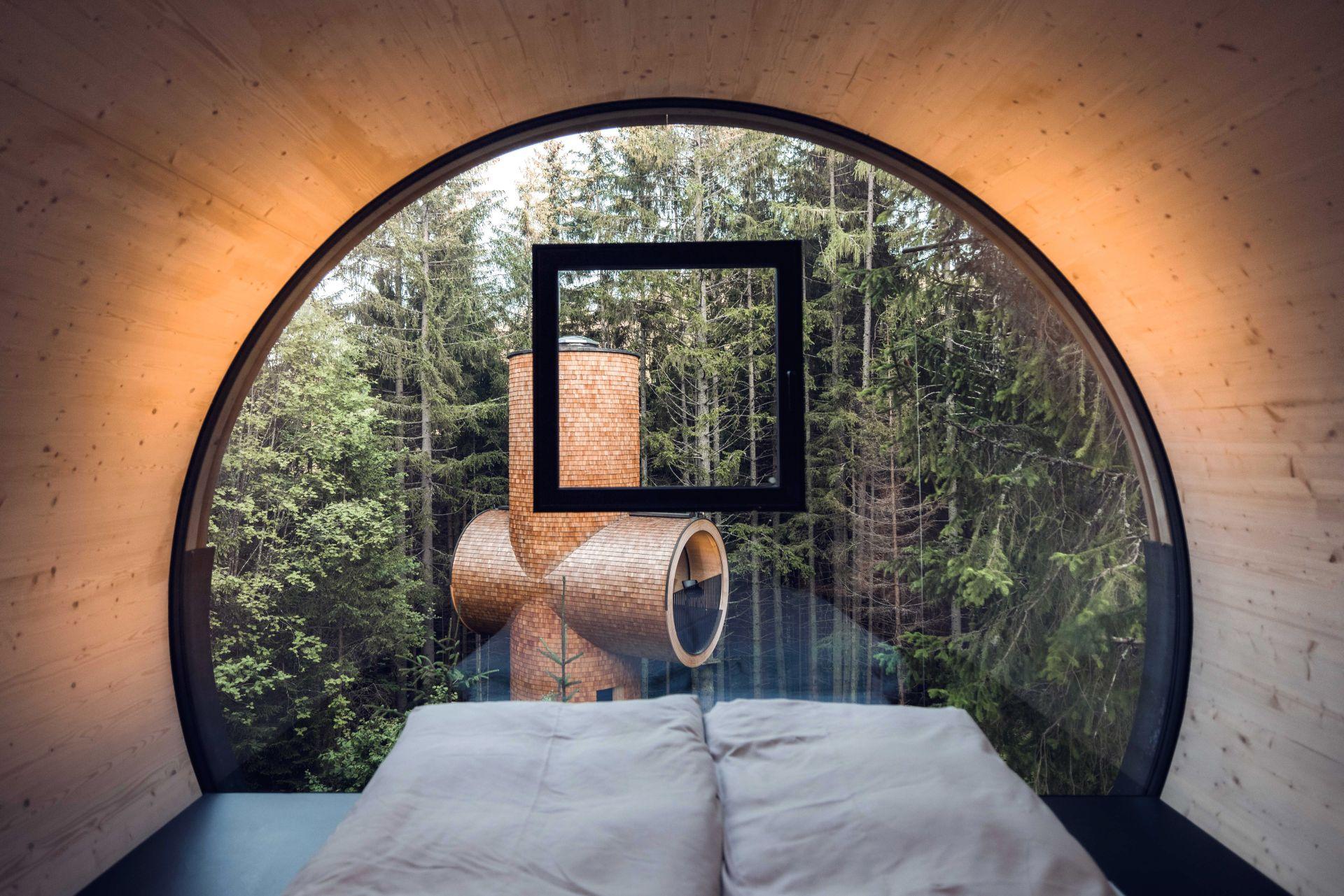 Osada domków wypoczynkowych Bert House w austriackich Alpach ...