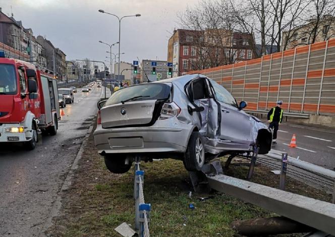 21-latek w BMW zawisł pomiędzy jezdniami. Wcześniej skosił wielki słup ... 21-latek w BMW zawisł pomiędzy jezdniami. Wcześniej skosił wielki słup ...