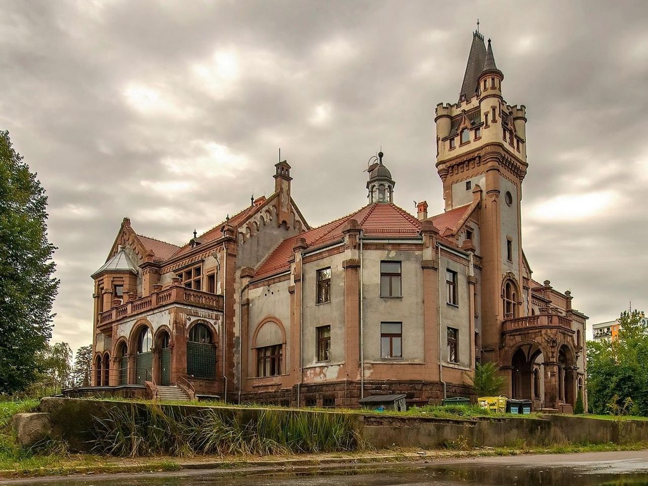 Pałac Schoena w Sosnowcu wygląda jak z bajek Disneya. Wreszcie zostanie ...