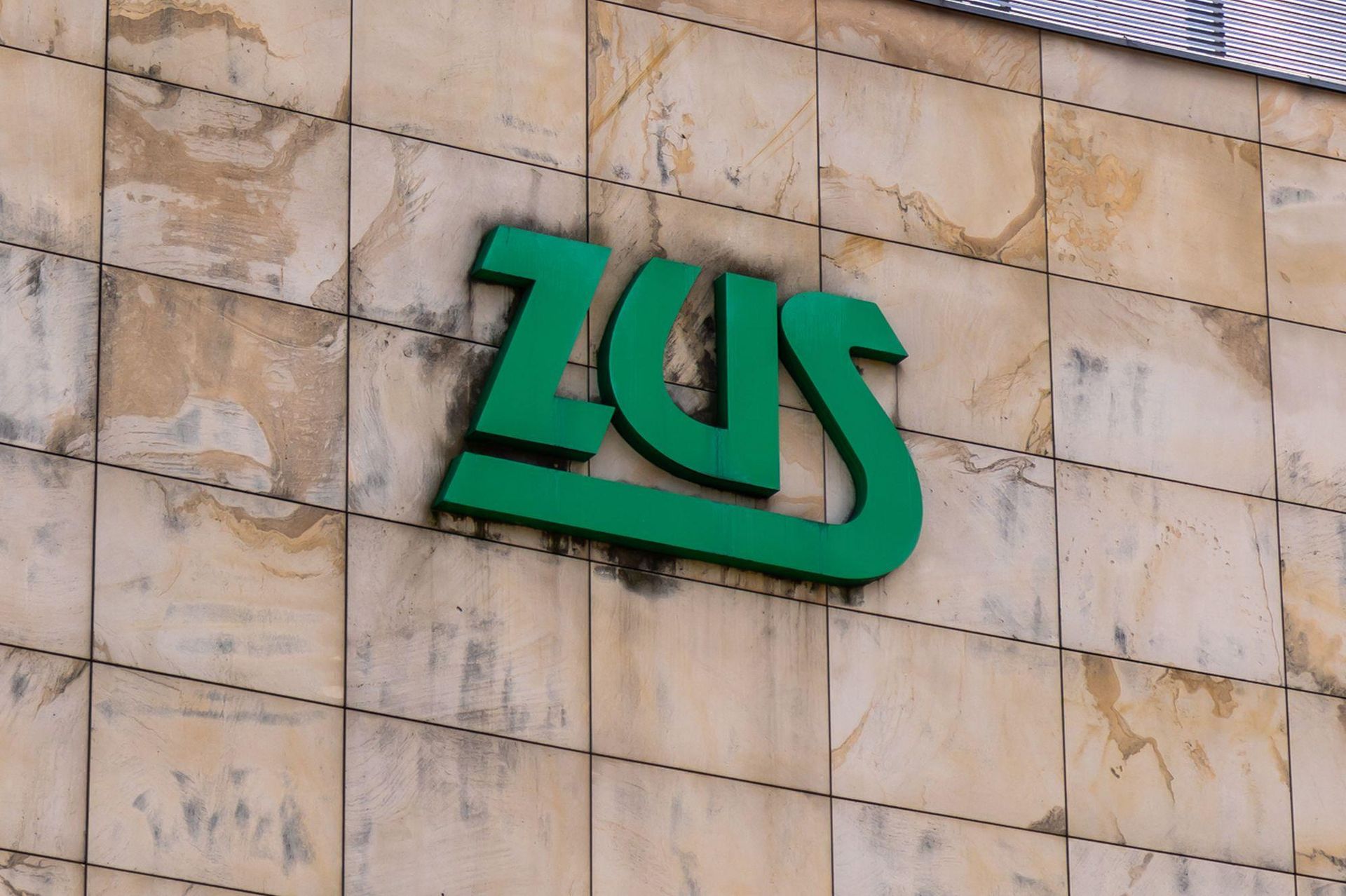 ZUS odda nawet 29 tys. zł. Trzeba tylko złożyć wniosek - Super Biznes