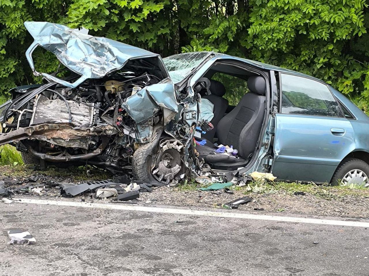 Czołowe zderzenie dwóch osobówek na prostej drodze. Zginęły dwie osoby. Z aut zostały strzępki ...